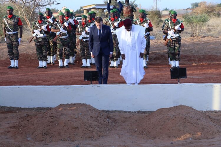 Niger : Le président Emmanuel Macron rend hommage aux victimes de l ...
